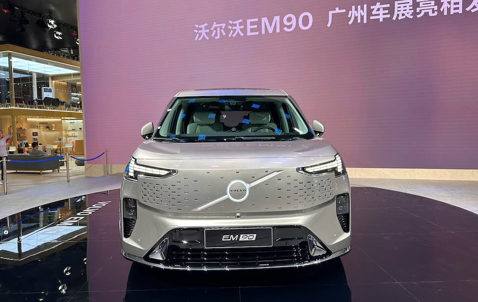 沃尔沃EM90实拍：极氪009的异卵双胞胎，凭啥卖81.8万？