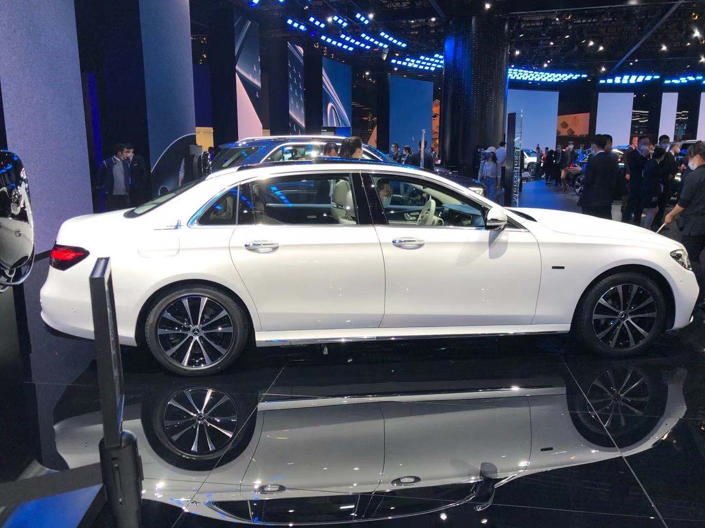 扭矩全系最强，纯电续航120km，新奔驰E350eL上市_易车