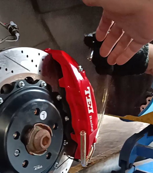 奥迪改装|16年奥迪A4L升级安装TEI刹车前轮P40NS卡钳案例——veecar|汽车改装|改装知识分享平台